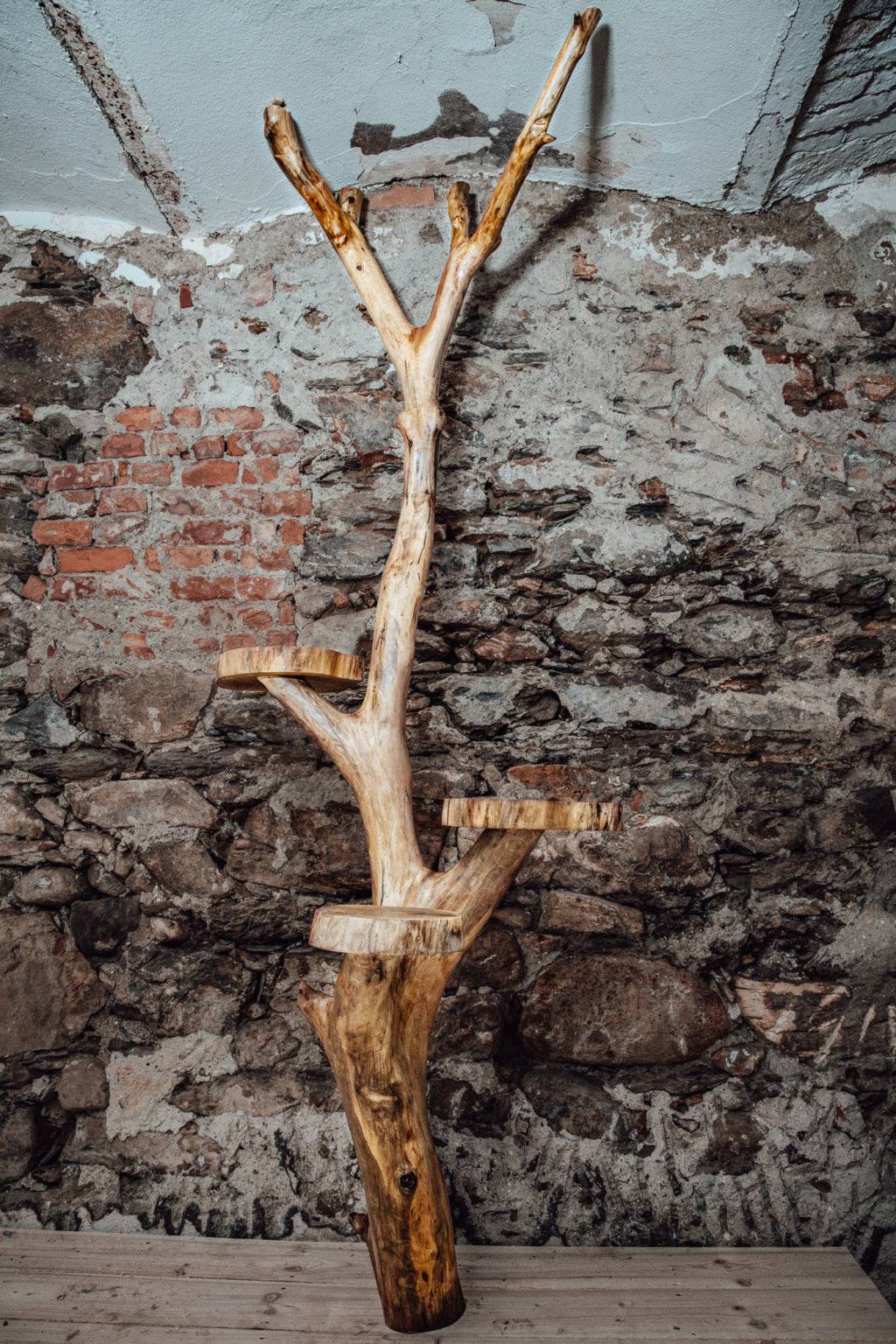 Baumstamm mit Ablagen aus Rundholz - Kreativwerkstätte